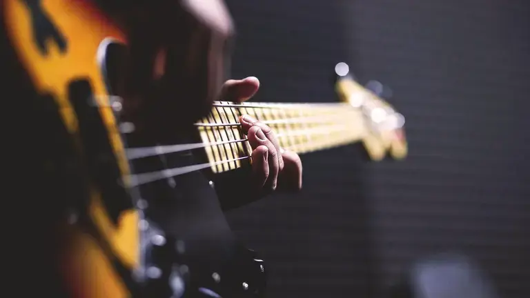 Jazz Bass vs P-Bass: Which Fender Icon Fits Your Style? | Equipboard