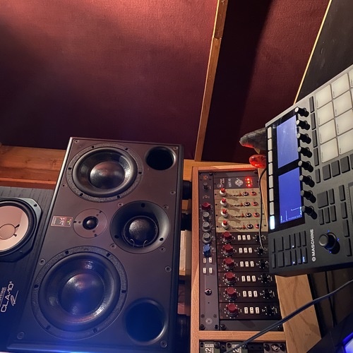 Native Instruments Maschine MK3 - What To Know & Where To Buy | Equipboard
