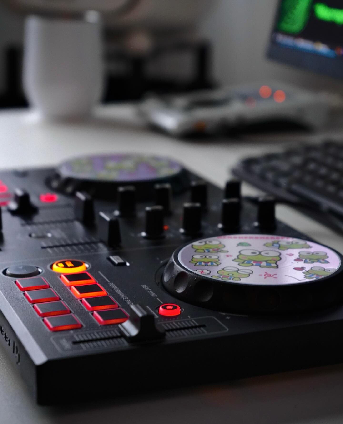 Moe Shop | Equipboard